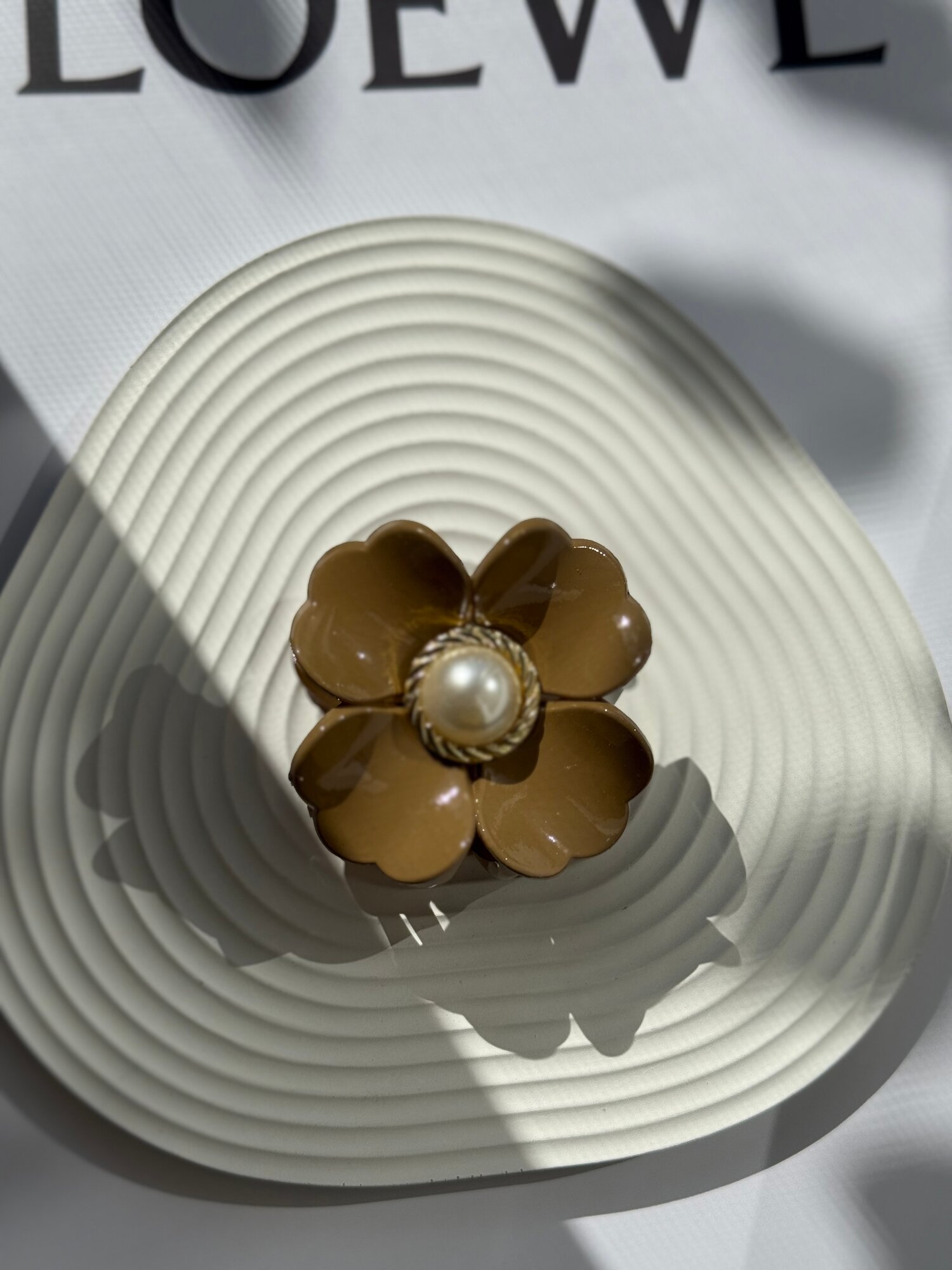 Крабик для волос "Цветок", бежевый, капучино, средний размер