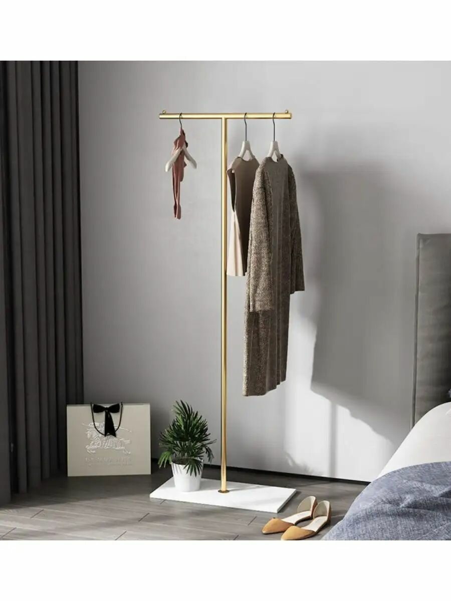 Светлая роскошная спальня с мраморной вешалкой для одежды от пола до потолка170 см