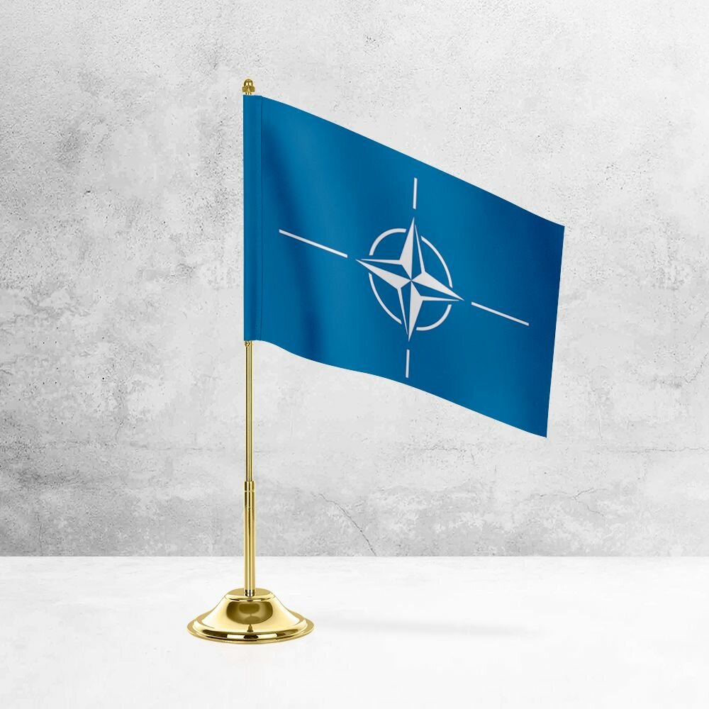 Настольный флаг НАТО на металлической подставке под золото