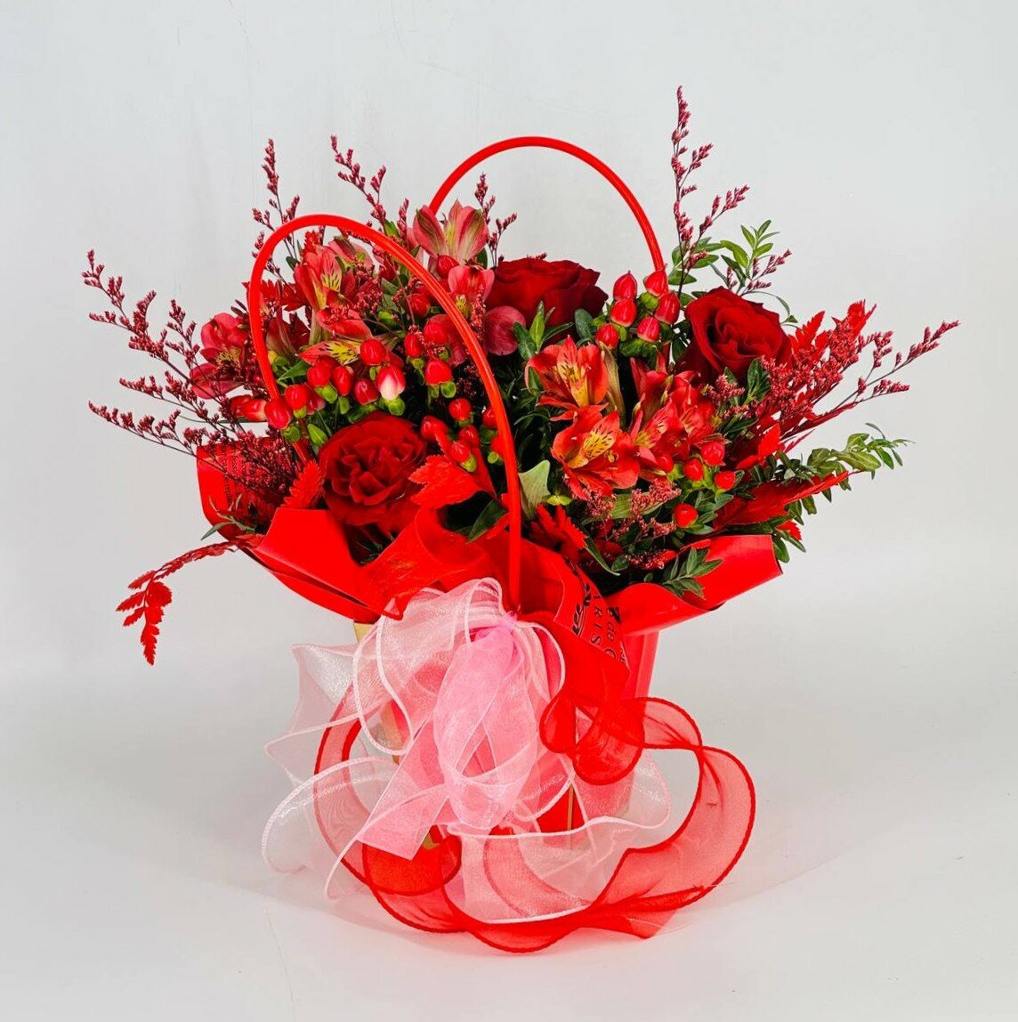 Красные розы с альстромериями, гиперикум в сумочке. Сумка с цветами