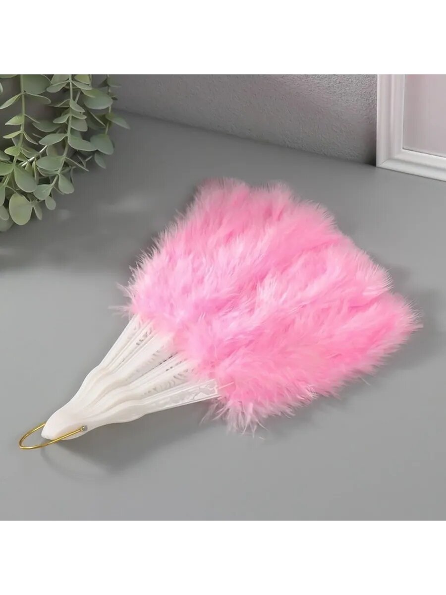 Розовый пластиковый веер с перьями для праздника