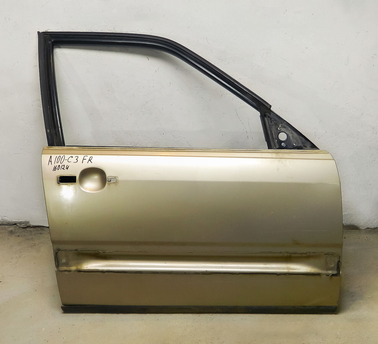 Дверь передняя правая Audi 100 C3 (идеальная)