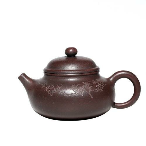 Чайник, дрова, рулон печи, изображающий ручную работу