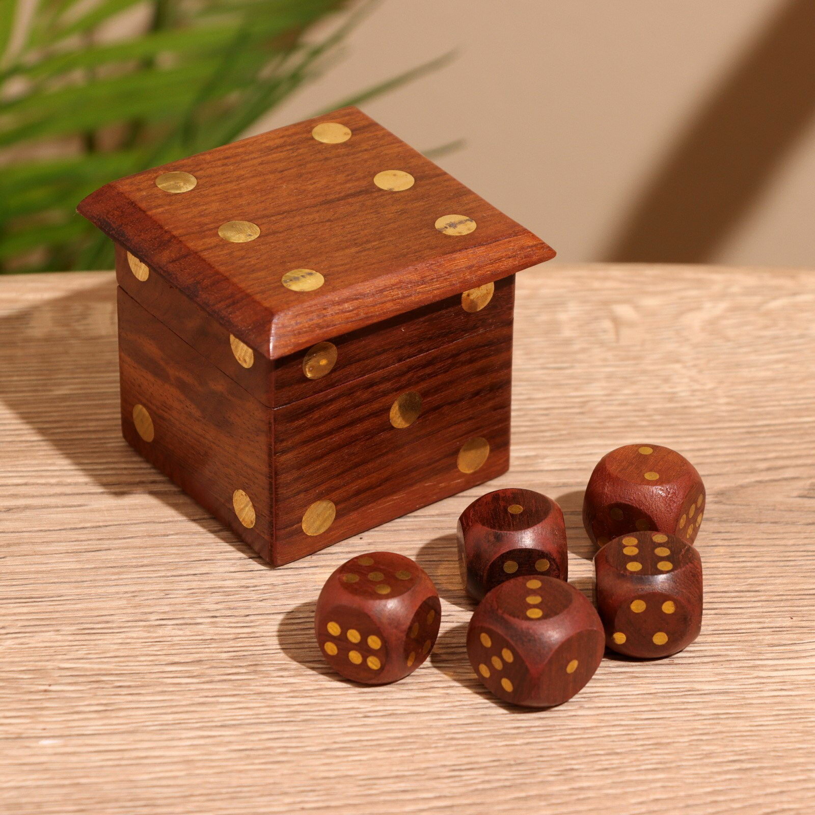 Игра настольная "Кубики", 7.5x7.5x6 см, дерево шишам, цвет: золотистый