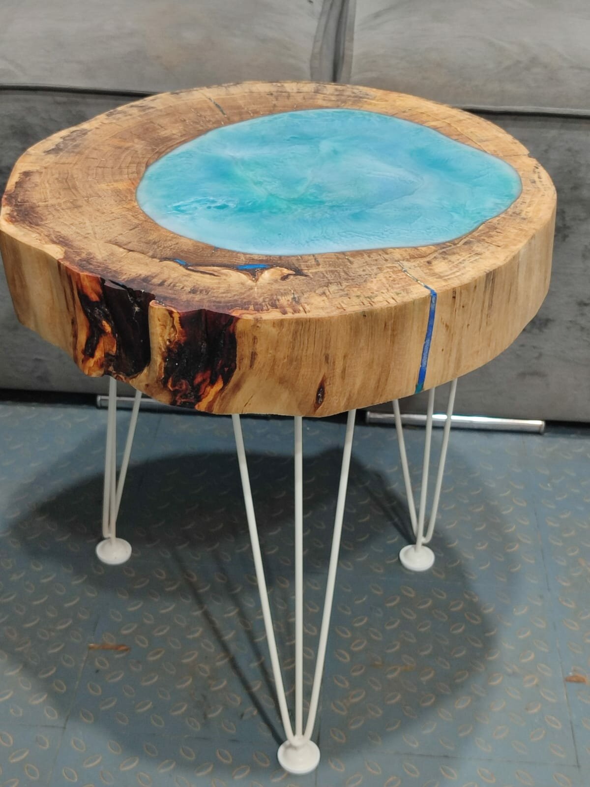 Журнальный стол из эпоксидной смолы и слэба карагача 50x45x45