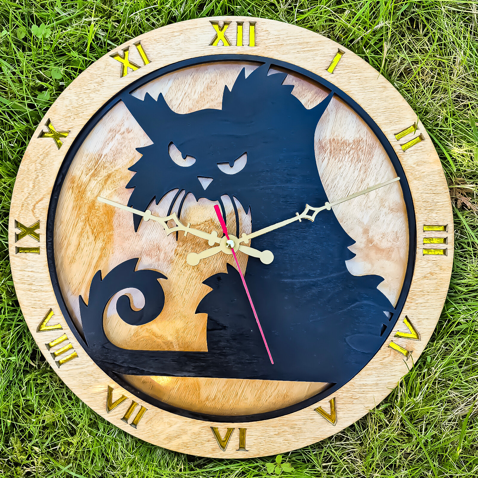 Часы настенные диаметром 30 см, дерево эпоксидная смола, ручная работа.