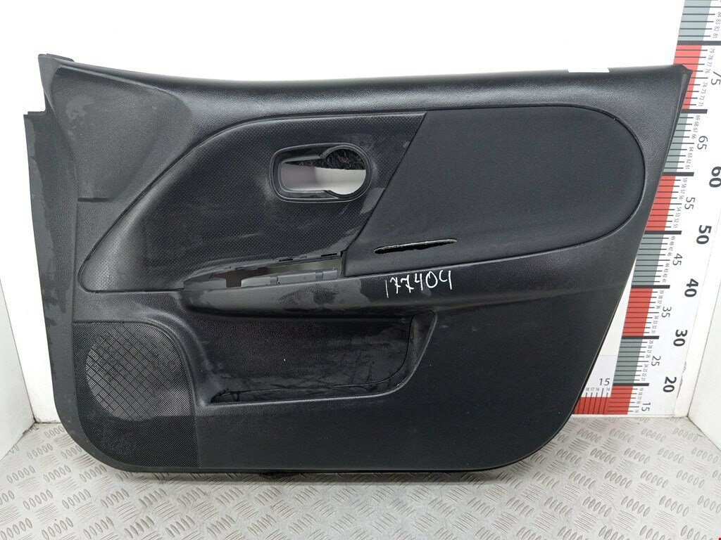 Обшивка (карта) двери передней правой Nissan Note (E11) 809009U04B арт. 2254995