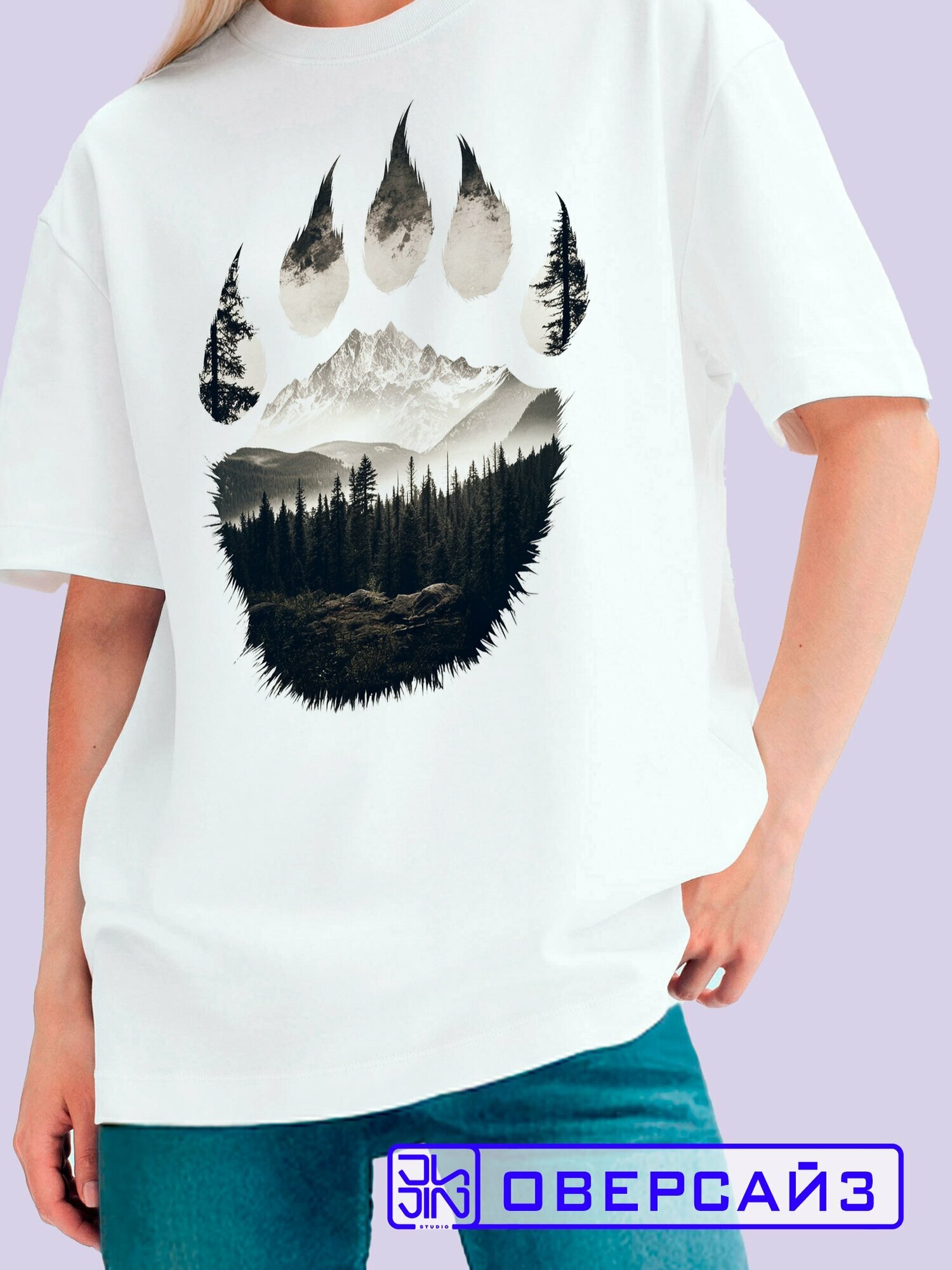 Футболка оверсайз женская с принтом Черно-белый камуфляжный принт со следом медведя и силуэтом гор, белый хлопковый трикотаж с прикольным рисунком на груди