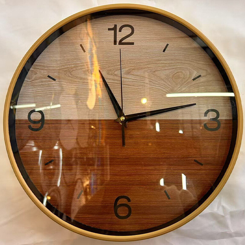 Детские часы и наручные часы, висящие на стене гостиной, украшение домашней модной комнаты, стол без перфорации