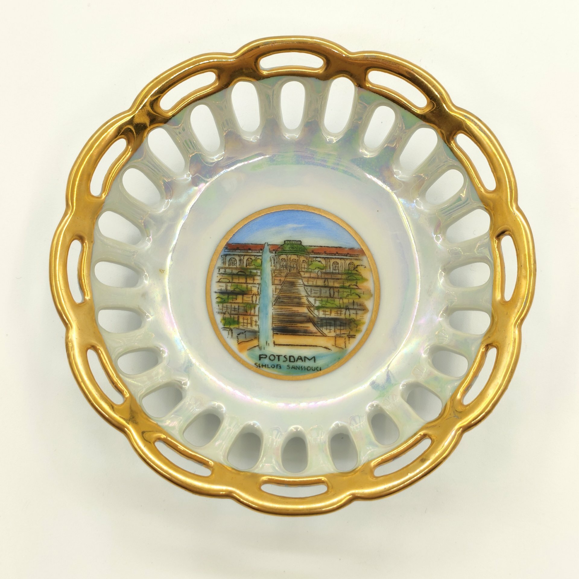 Блюдце (розетка) с прорезным бортом "Potsdam. Schloss Sans Souci", фарфор, люстр