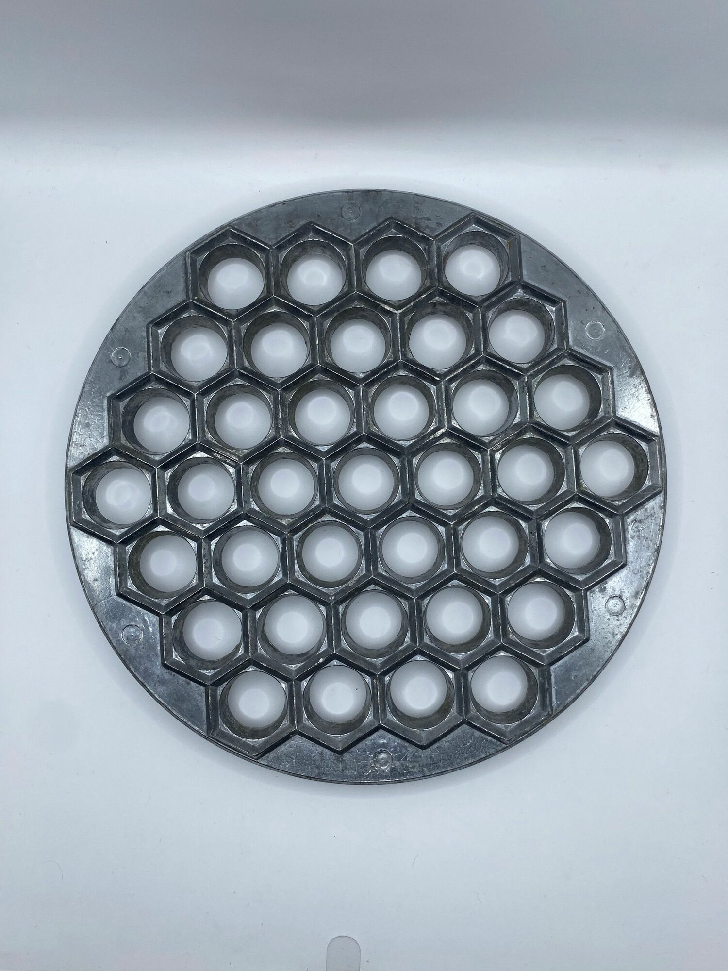 Пельменница СССР. Клеймо Ц 2р. Форма для выпечки пельменей. 37 ячеек. Алюминий. Диаметр 26 см. Диаметр ячейки 2,8 см.