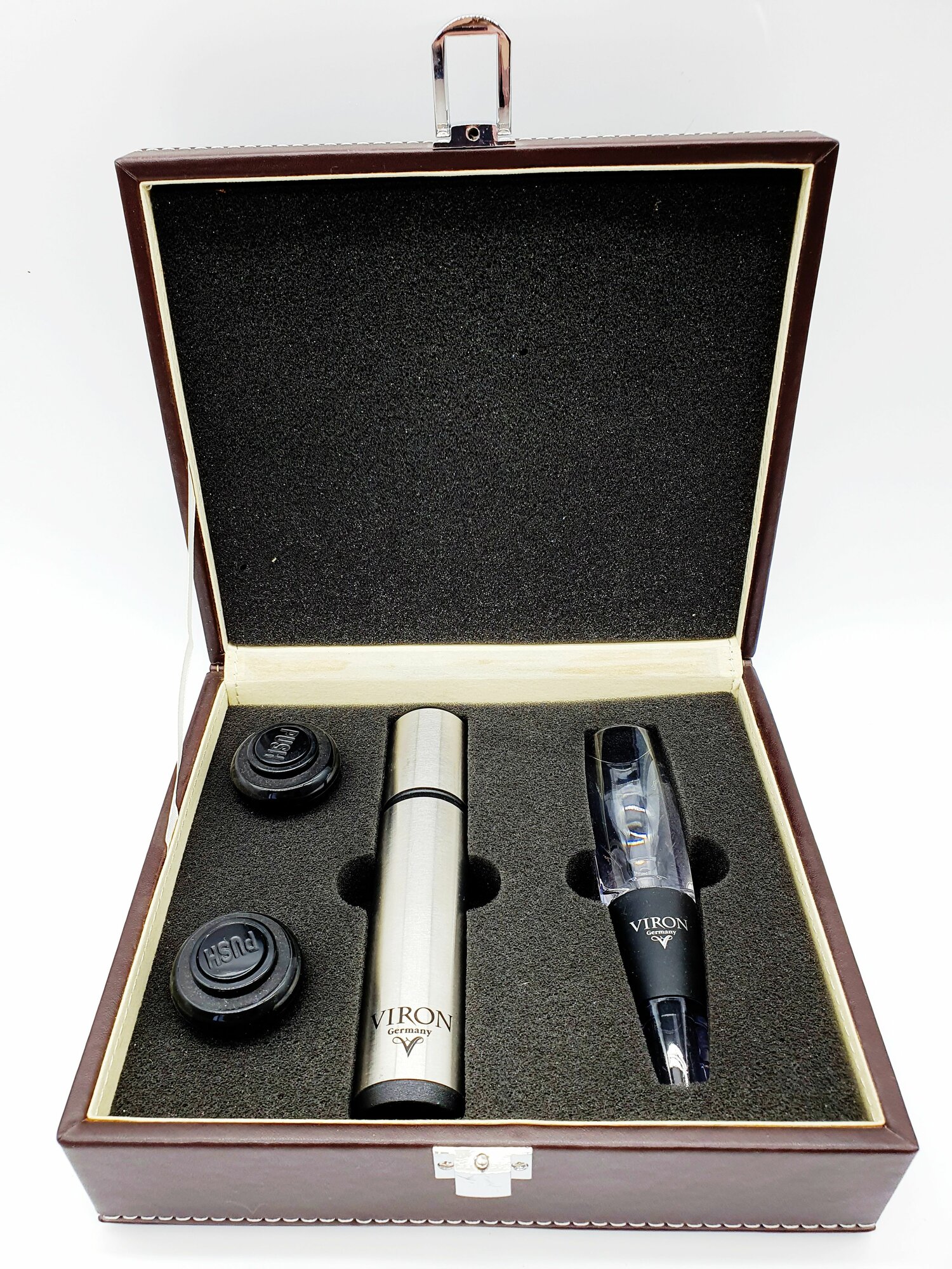 Подарочный набор сомелье 4пр."VIRON": аэратор для вина, 2 пробки и вакуумный стоппер. В футляре из искусственной кожи.