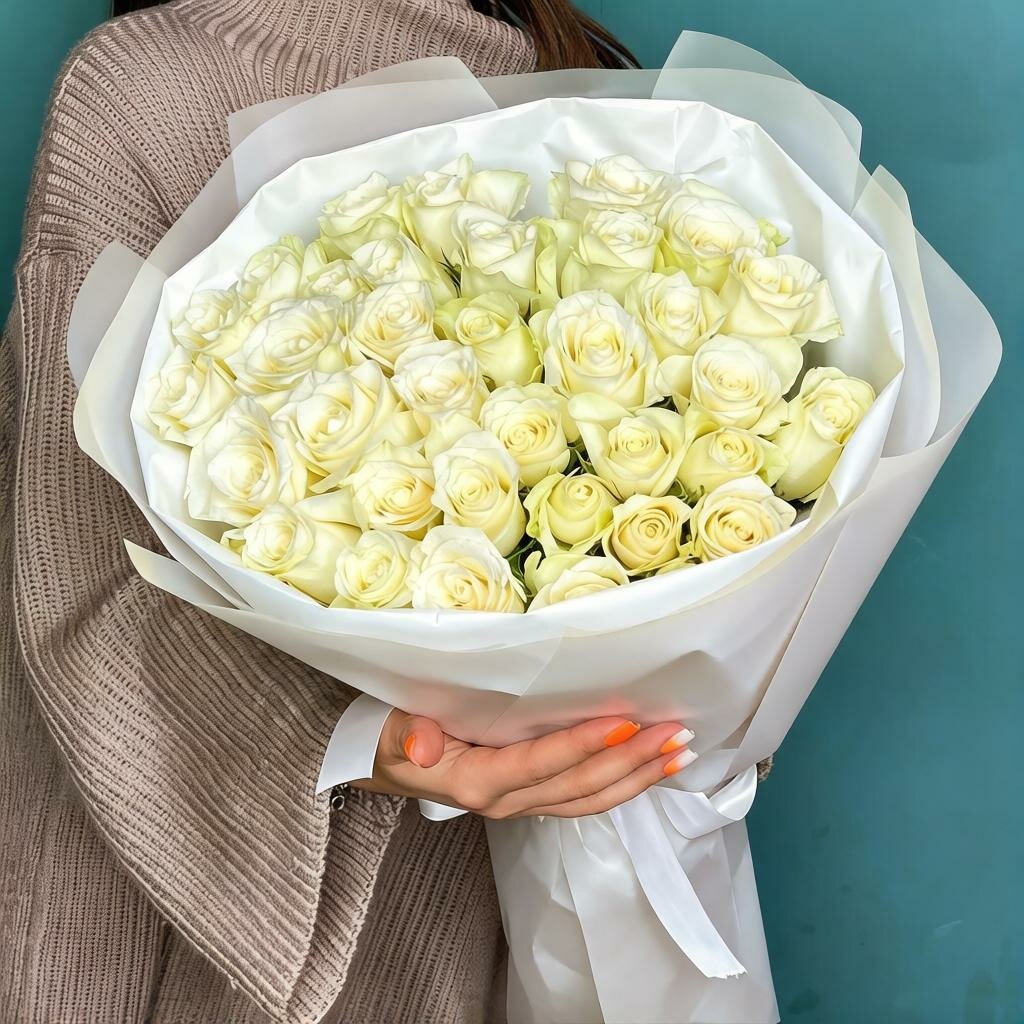 Монобукет пышный "Белые розы", 35 шт, высота 40 см, шикарный букет с доставкой