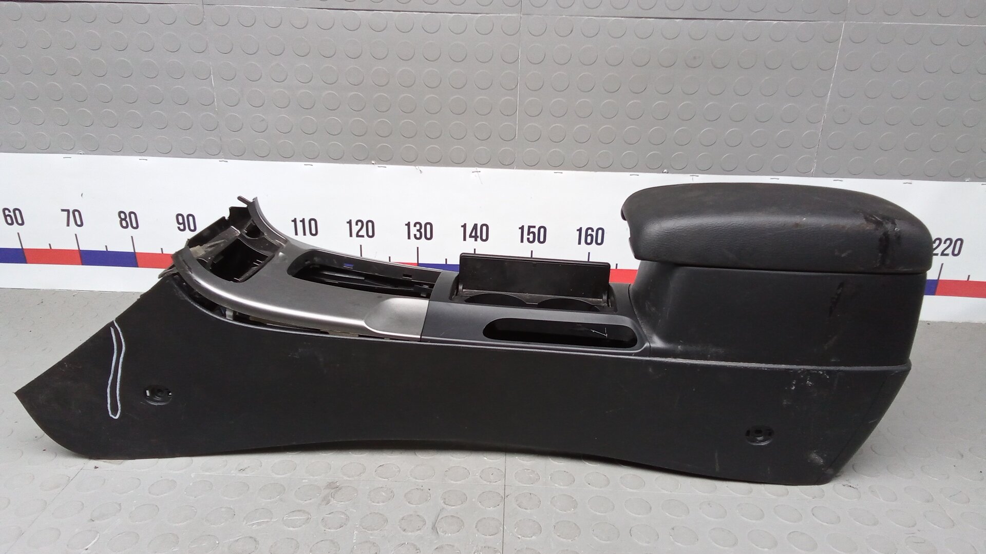 Подлокотник центральный MAZDA 6 1