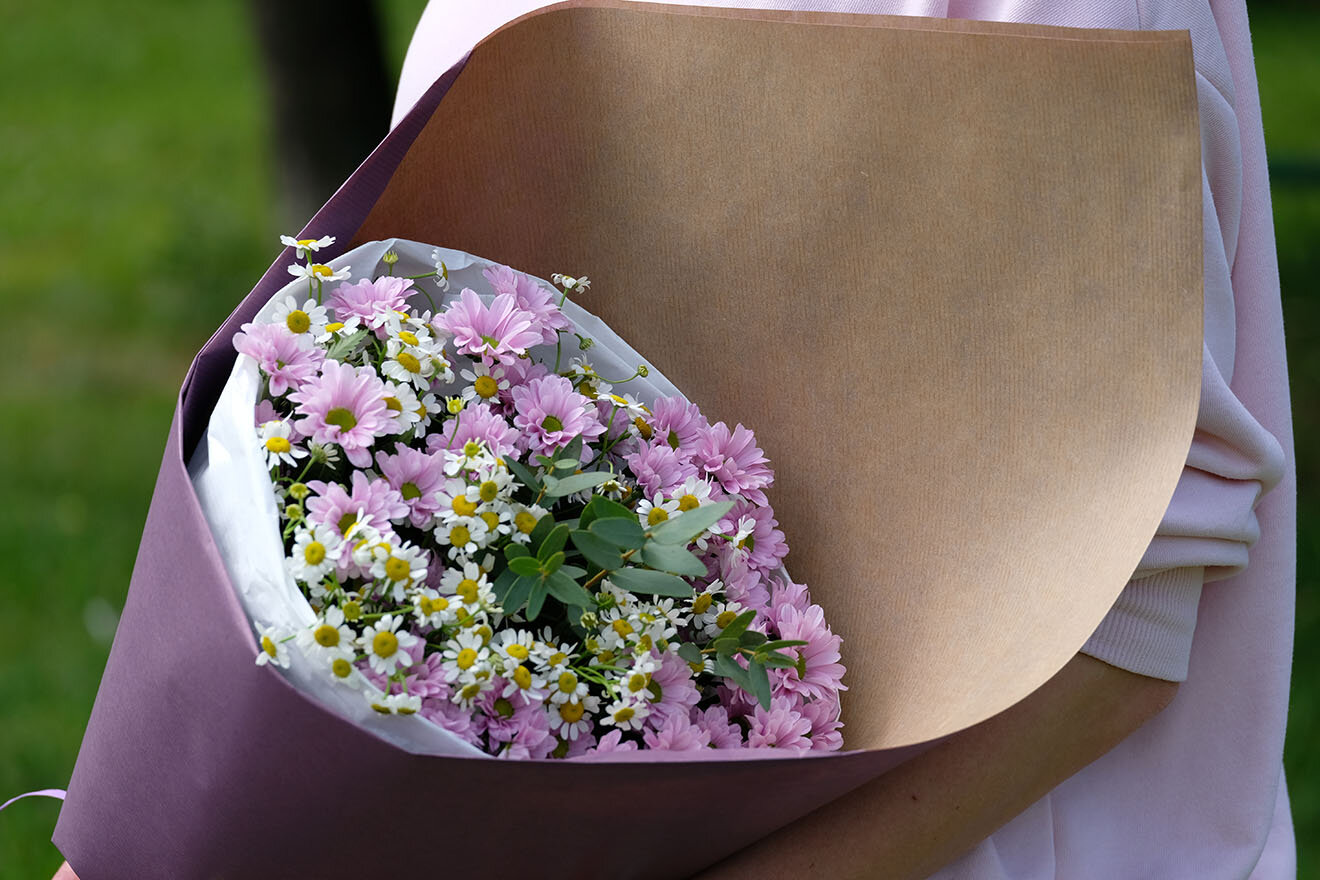 Букет с хризантемой и ромашкой "Мозаика"