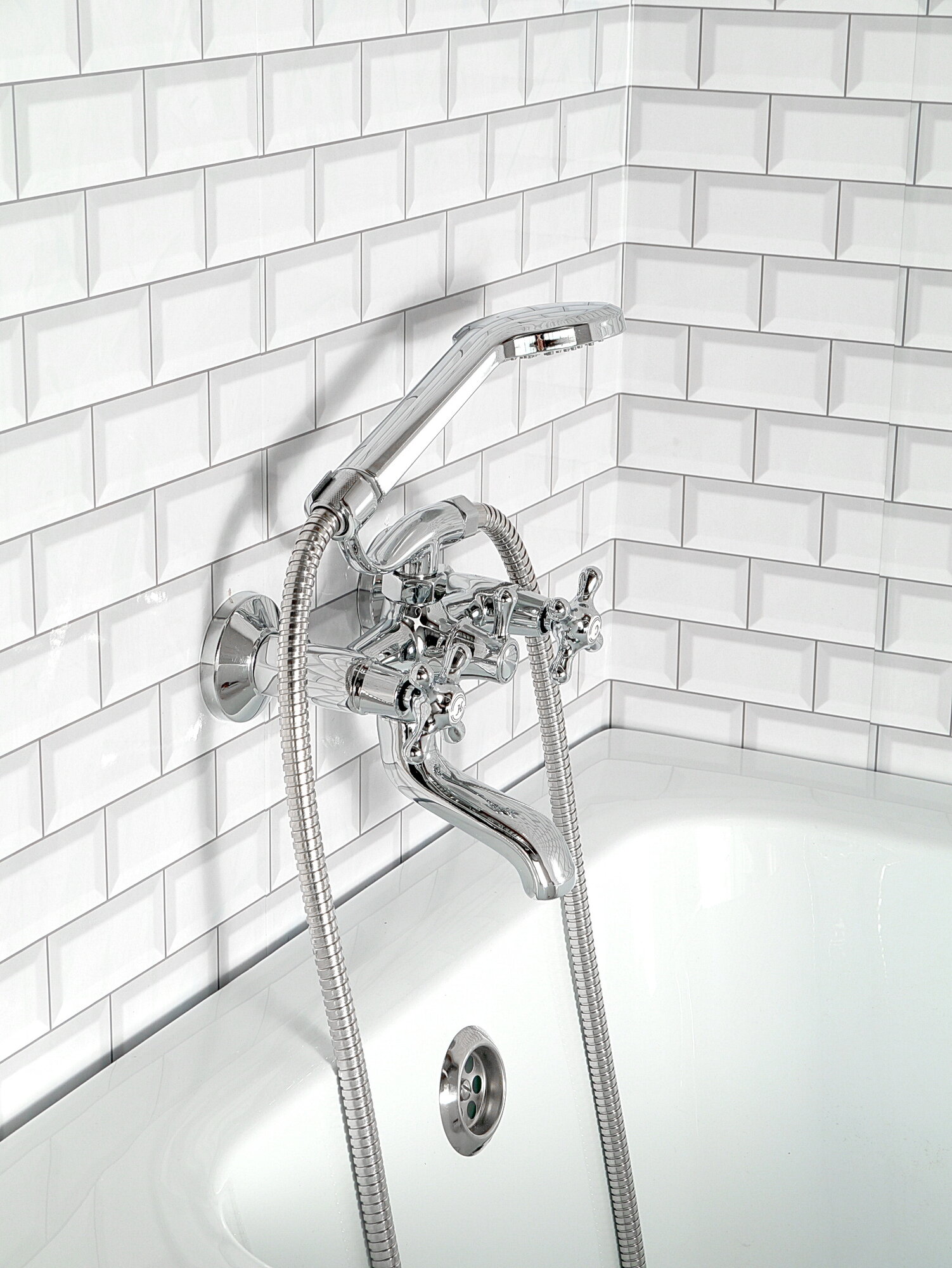 Смеситель на ванну Diadonna D80-330314 с коротким поворотным изливом, керамические кран-буксы, хром