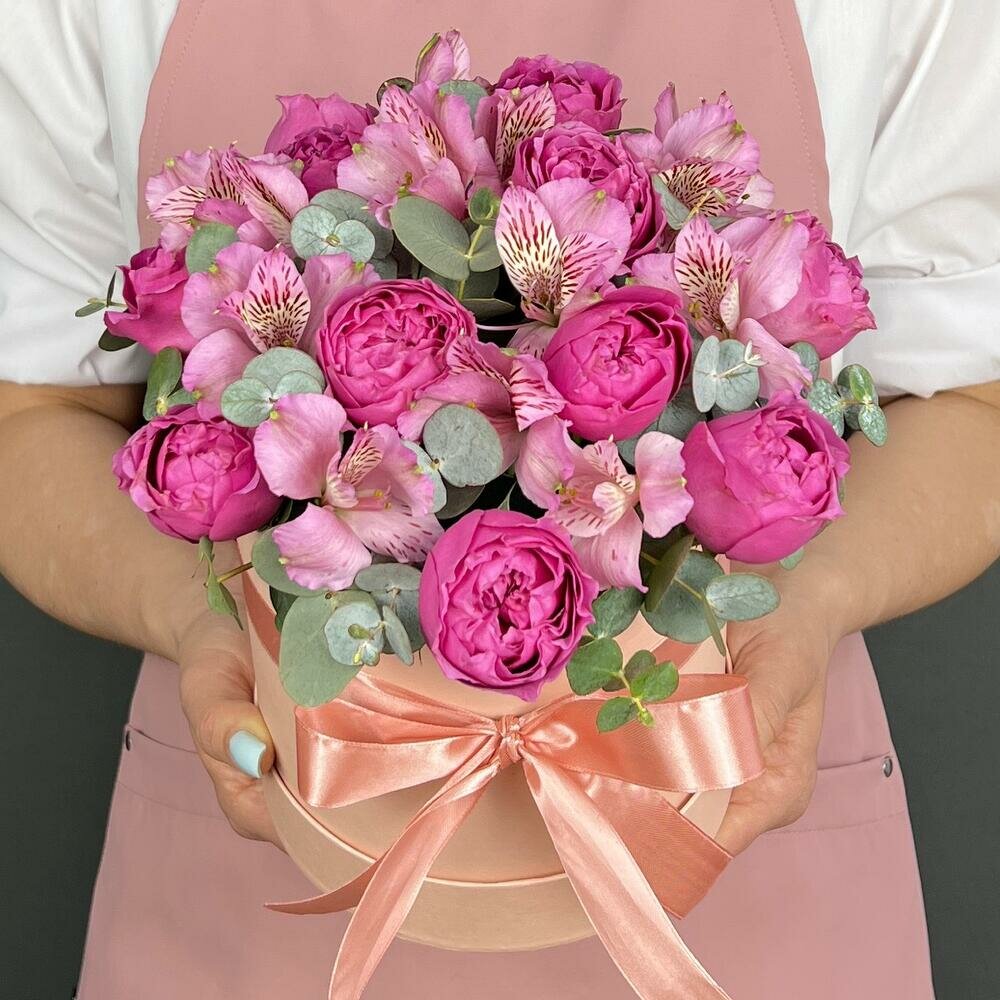 Цветы в коробке. Кустовые розы Мисти Баблз и розовая Альстромерия