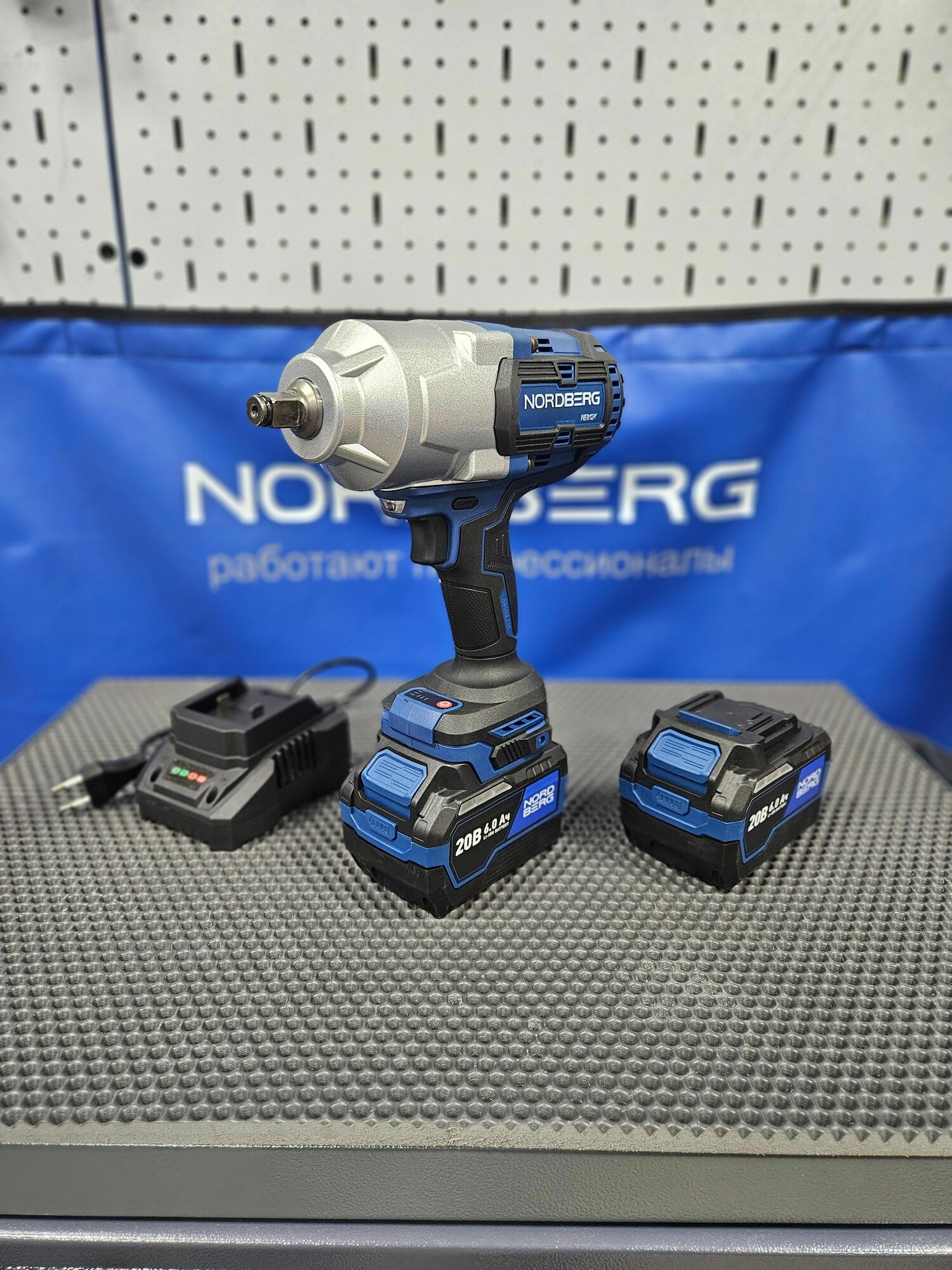 Гайковерт аккумуляторный ударный 1/2" для автосервиса, 1700 НМ, 21 В NORDBERG, в комплекте с двумя аккумуляторами и зарядным устройством