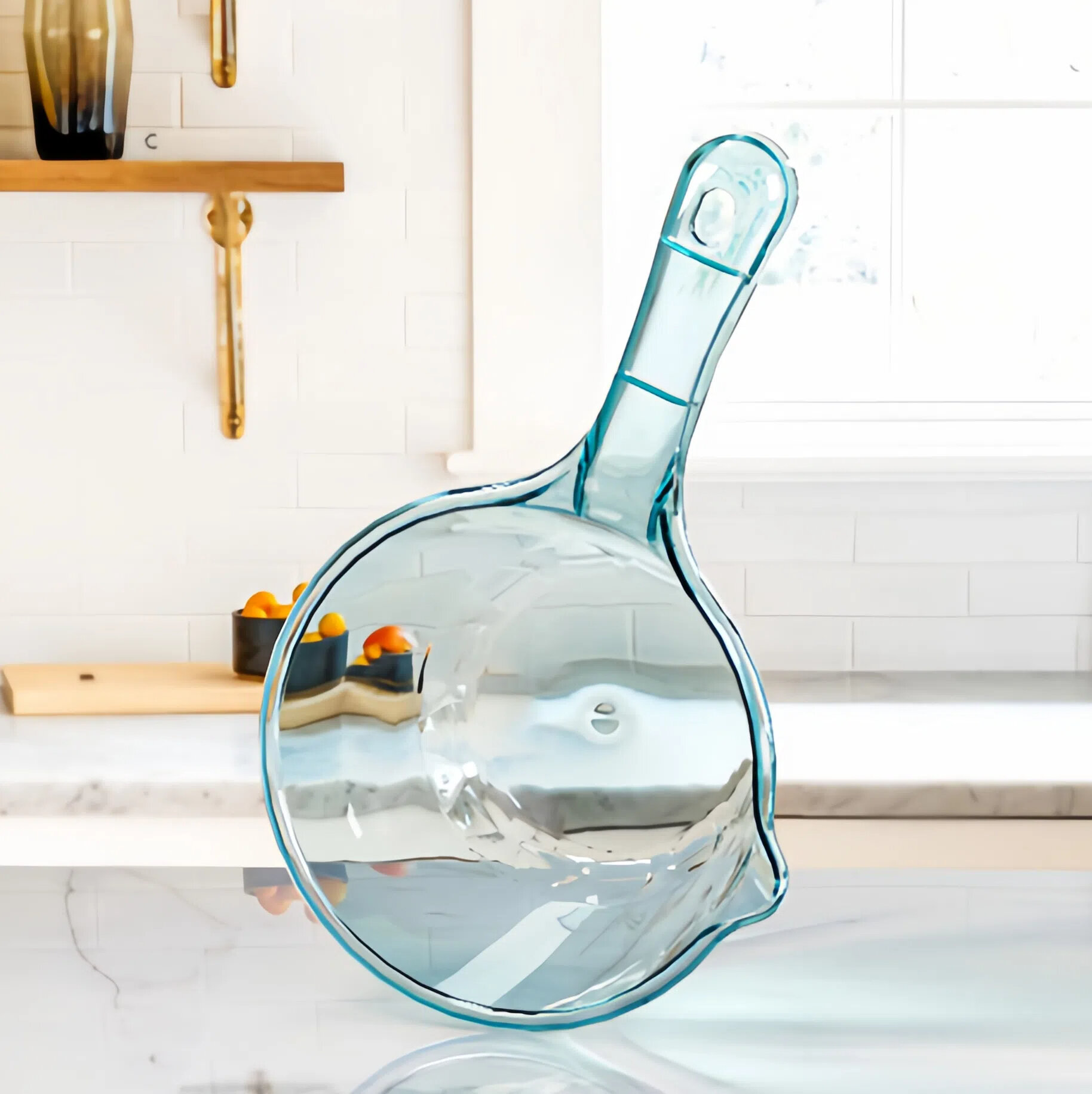 Бытовой прозрачный пластиковый черпак для воды можно подвесить с прозрачным пластиковым утолщенным горлышком