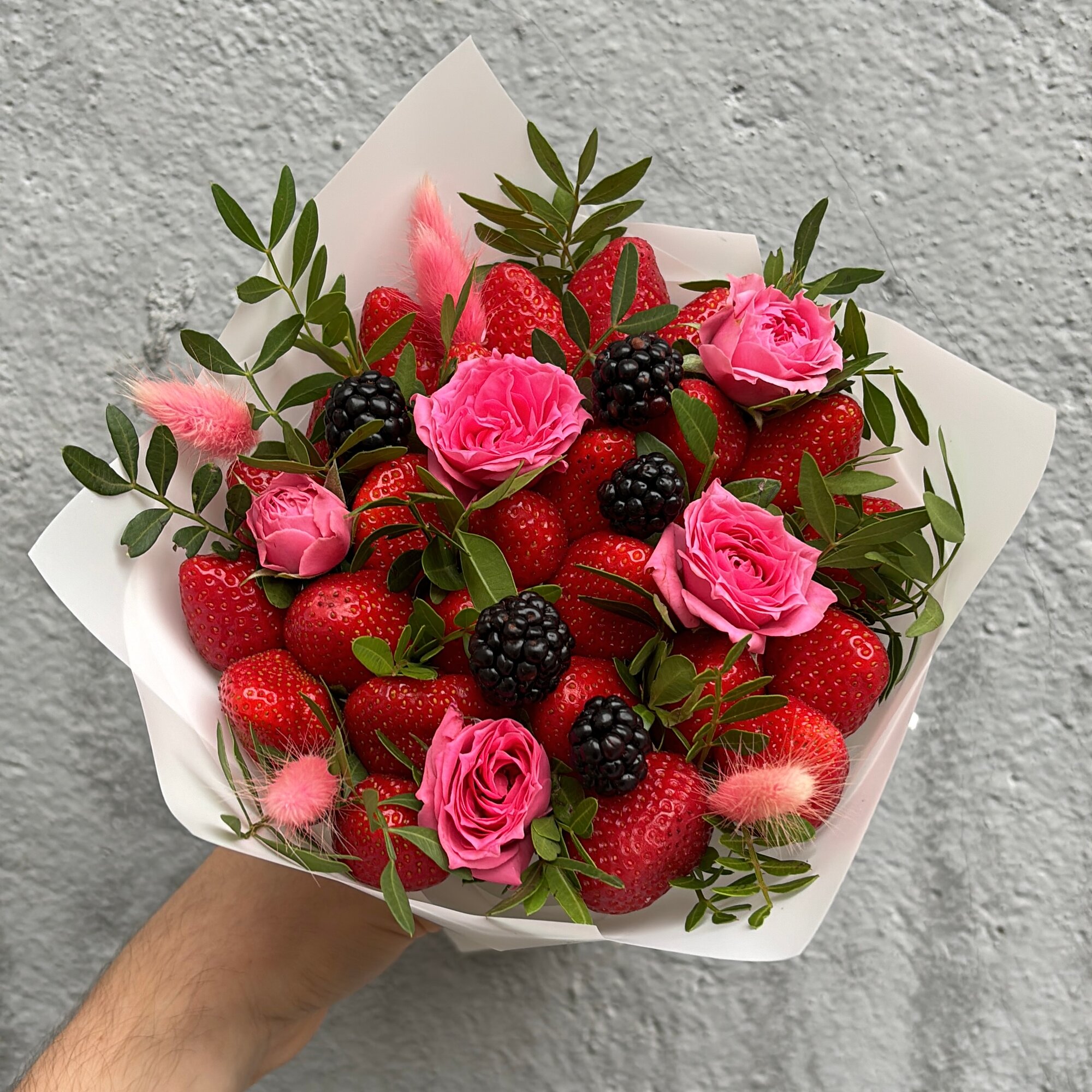 Розовый букет из клубники и ежевики фруктовый букет с розами ягодный оригинальный съедобный очень хорошо
