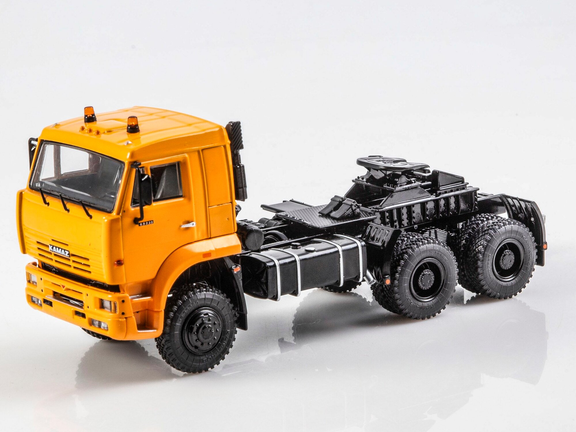КАМАЗ-65225 седельный тягач, масштабная модель коллекционная