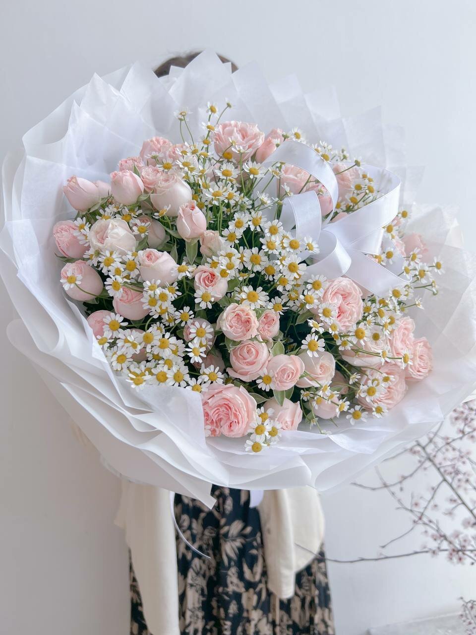 Сборный букет цветов с доставкой из кустовой розы и ромашек от FlowersGo