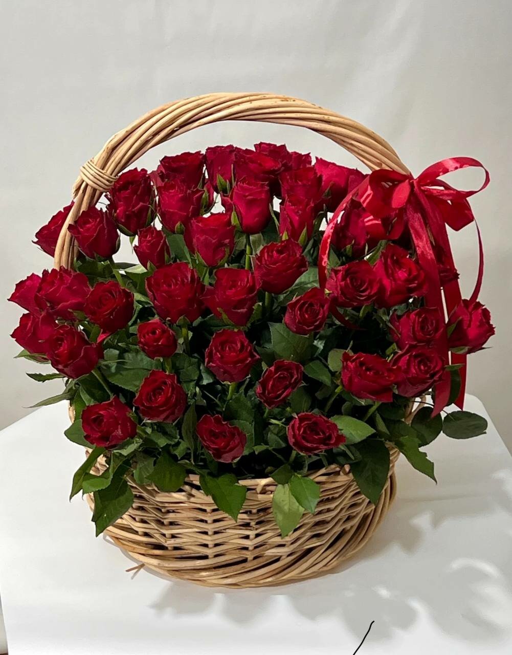 Монобукет "Большая корзина красных роз", 51 шт, 60см, для любого повода
