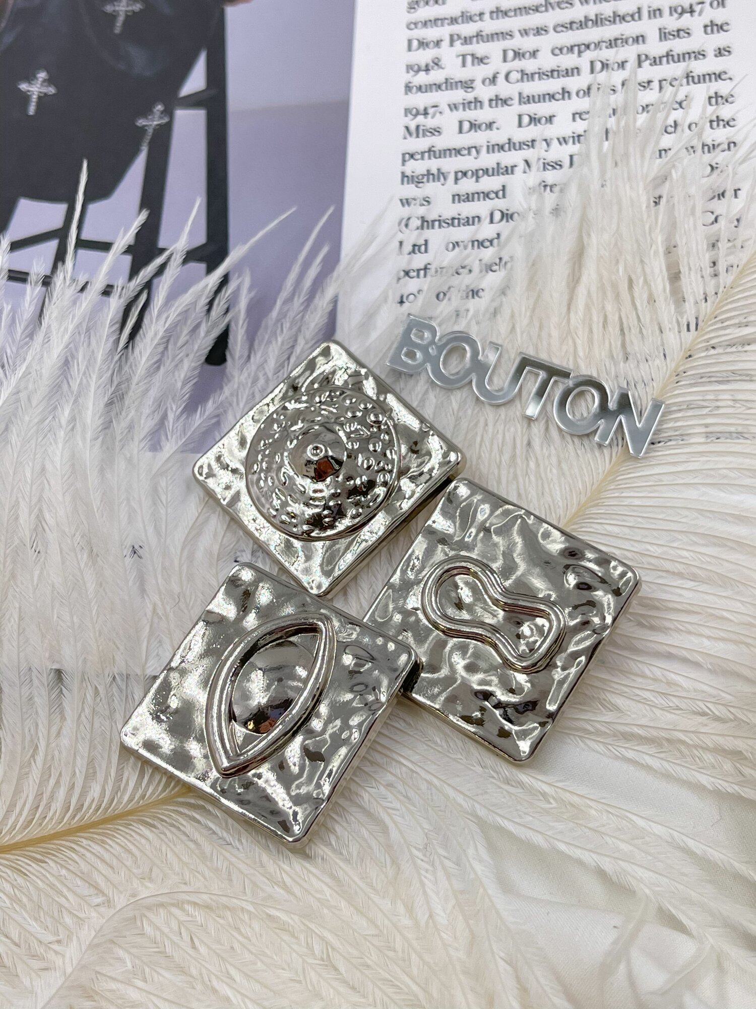 Пуговицы в духе бренда Скиапарелли квадратные трио