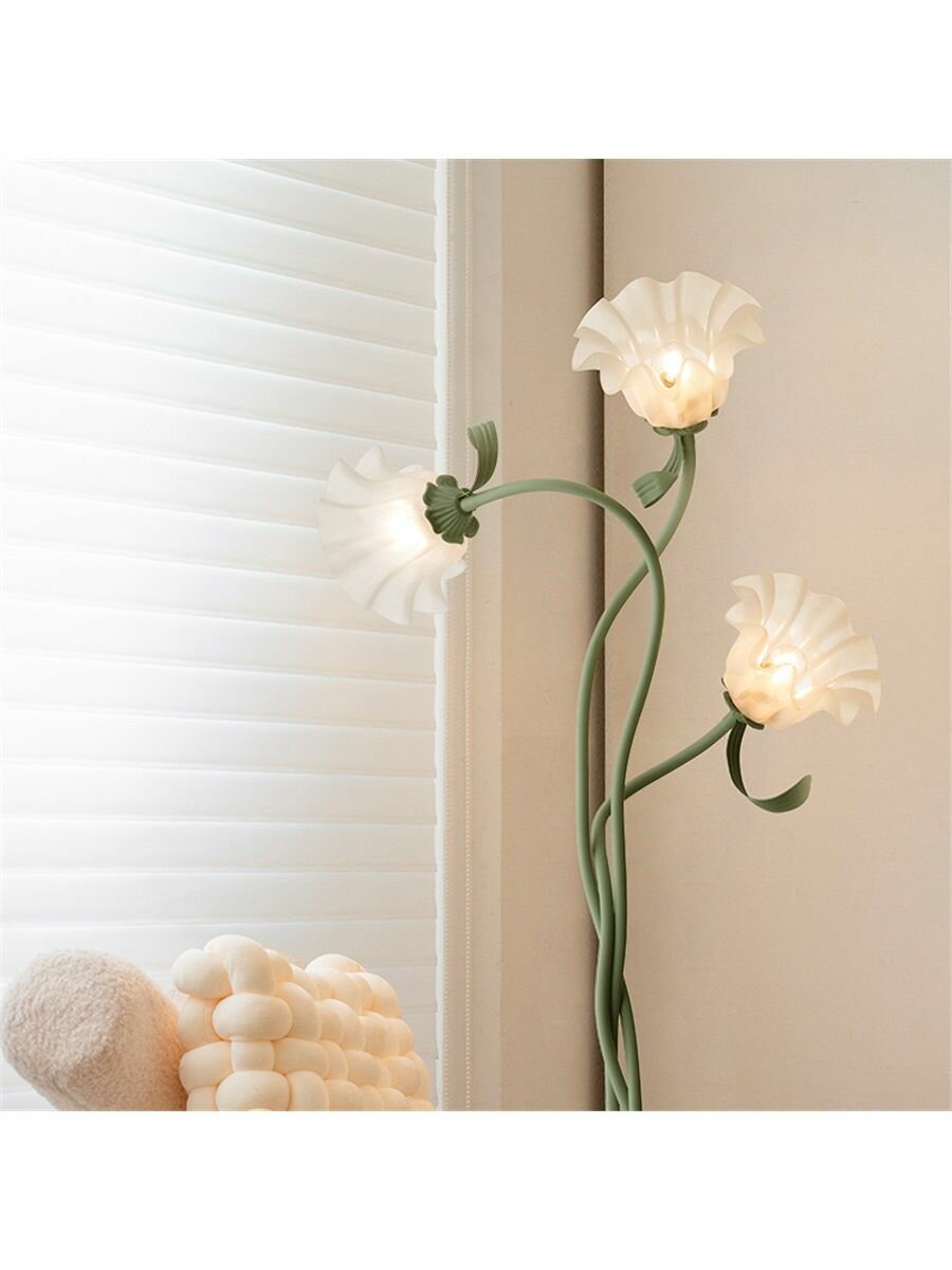 Торшер в кремовом стиле