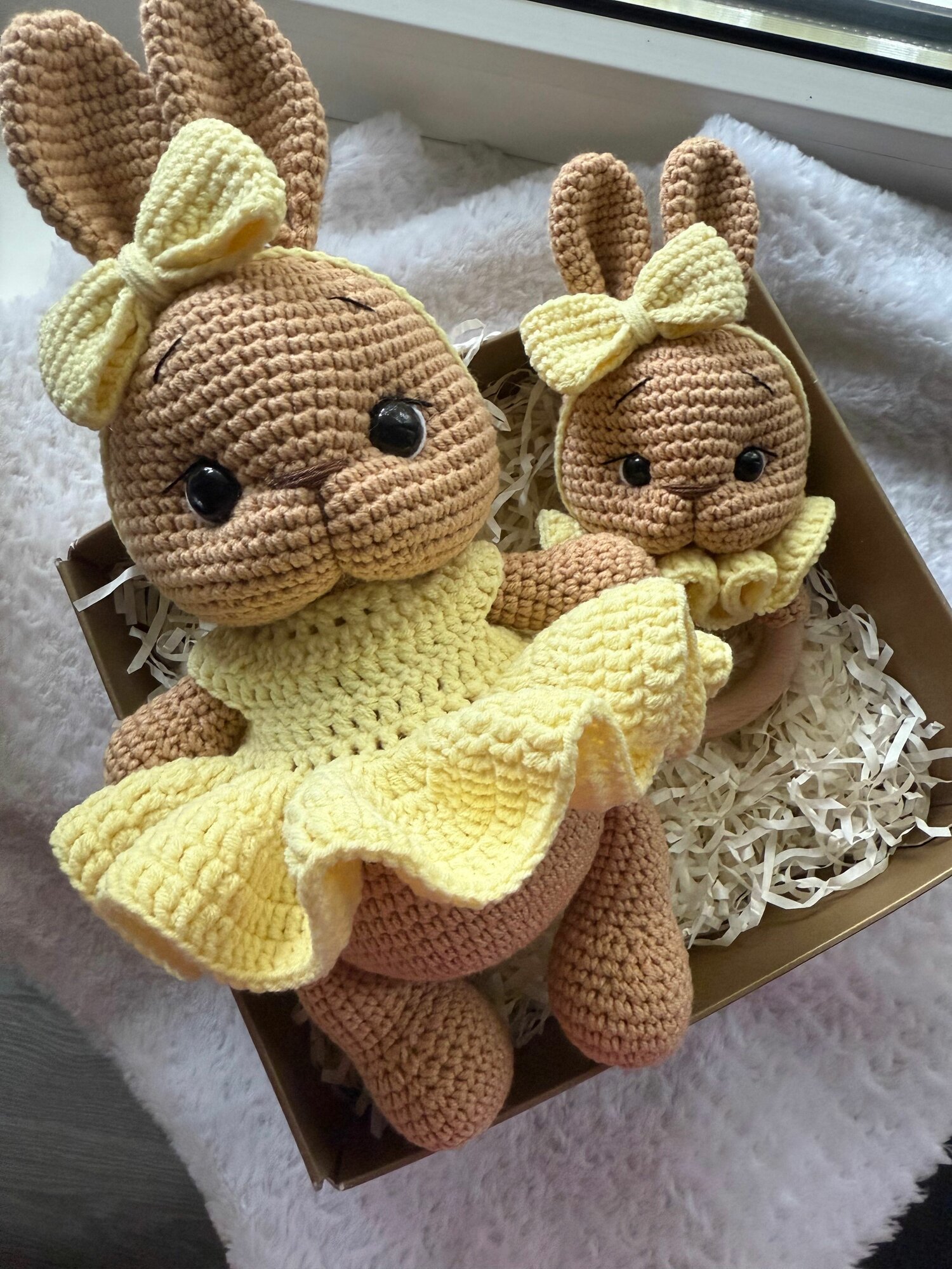 Вязаная игрушка зайка