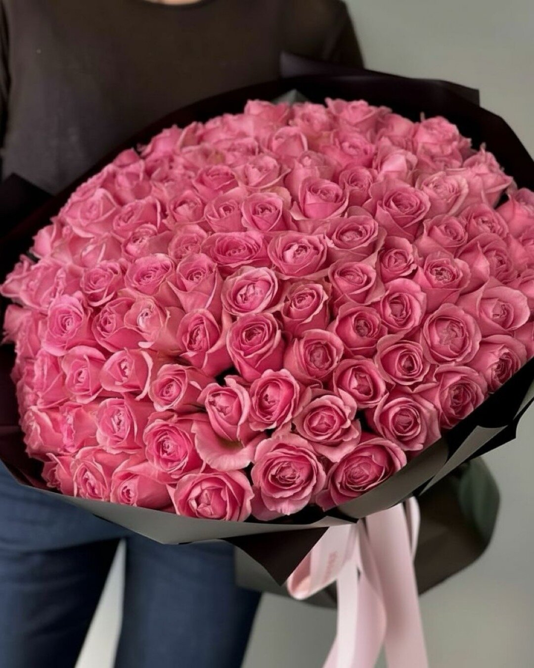 Пышный букет из 101 розовой розы в стильной чёрной упаковке, эффектный подарок для особого случая