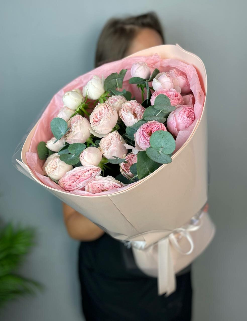 Букет цветов роза пионовидная кустовая и эвкалипт / авторский букет розовых роз в подарок любимой