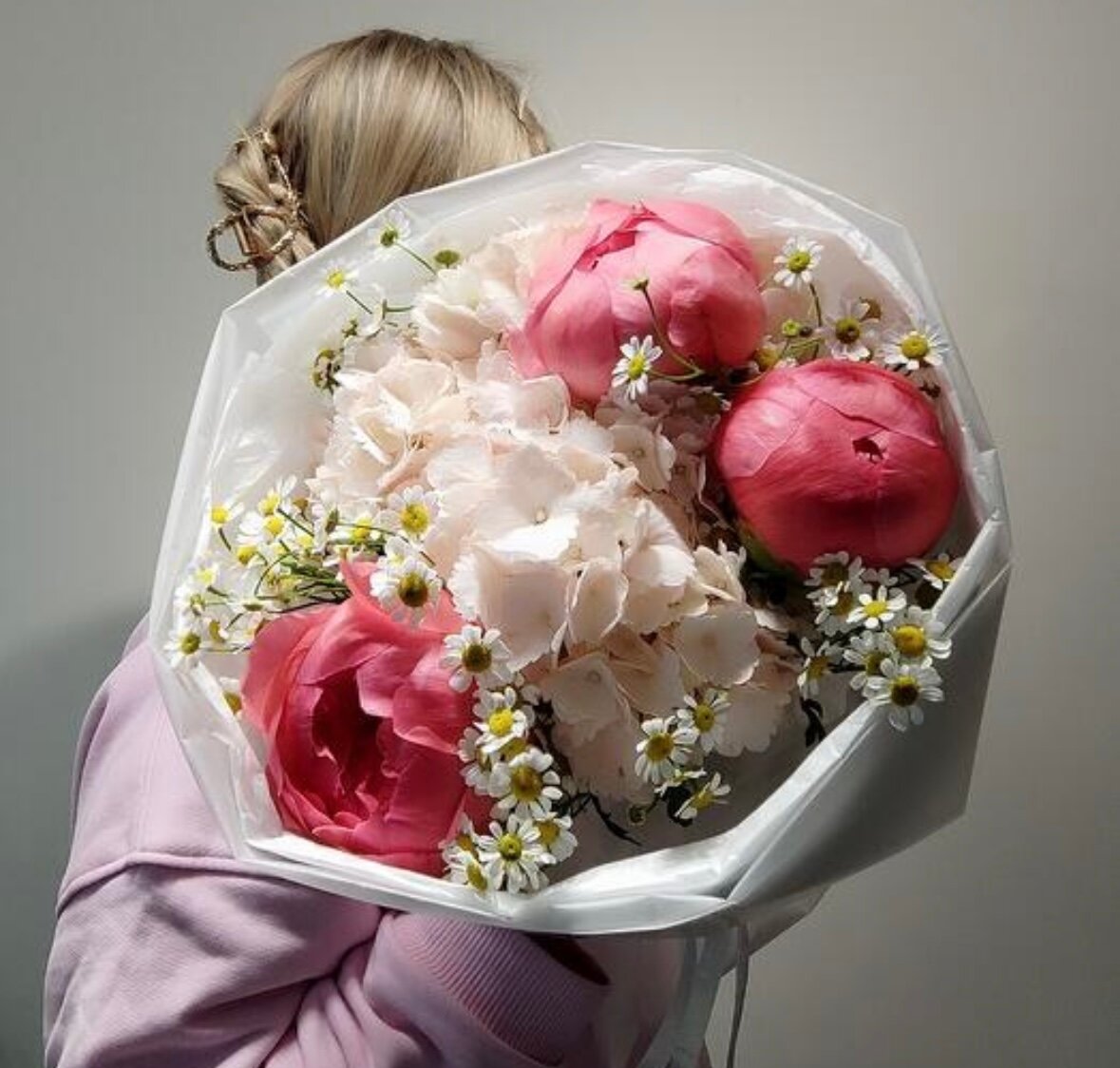 Букет «Нежная любовь» (пионы Коралл Шарм, кустовые ромашки, гортензия)