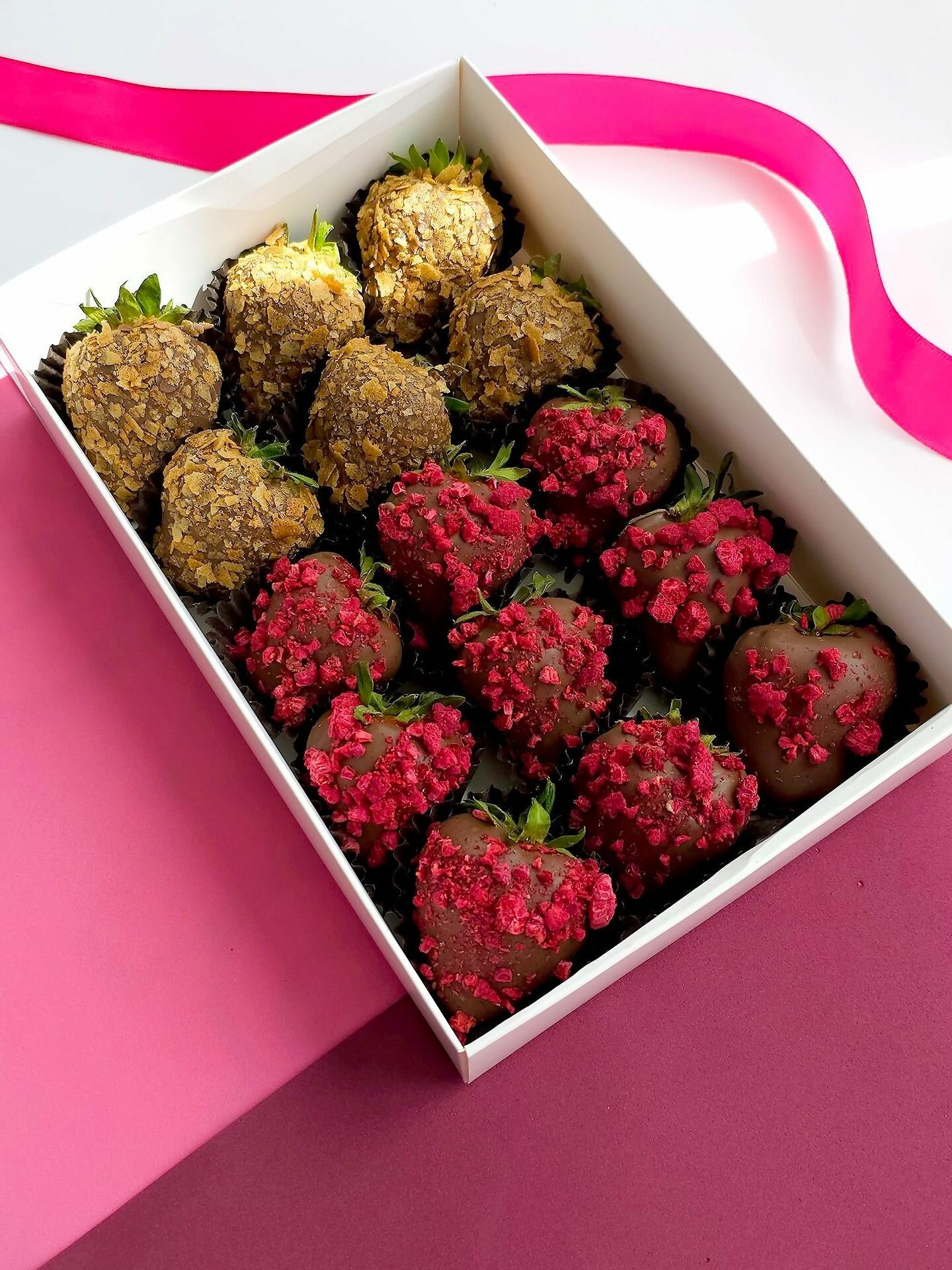 Клубника в шоколаде (15-24 ягод) "Шоколадный поцелуй" подарок маме, жене на День рождения, Сладкий подарочный набор