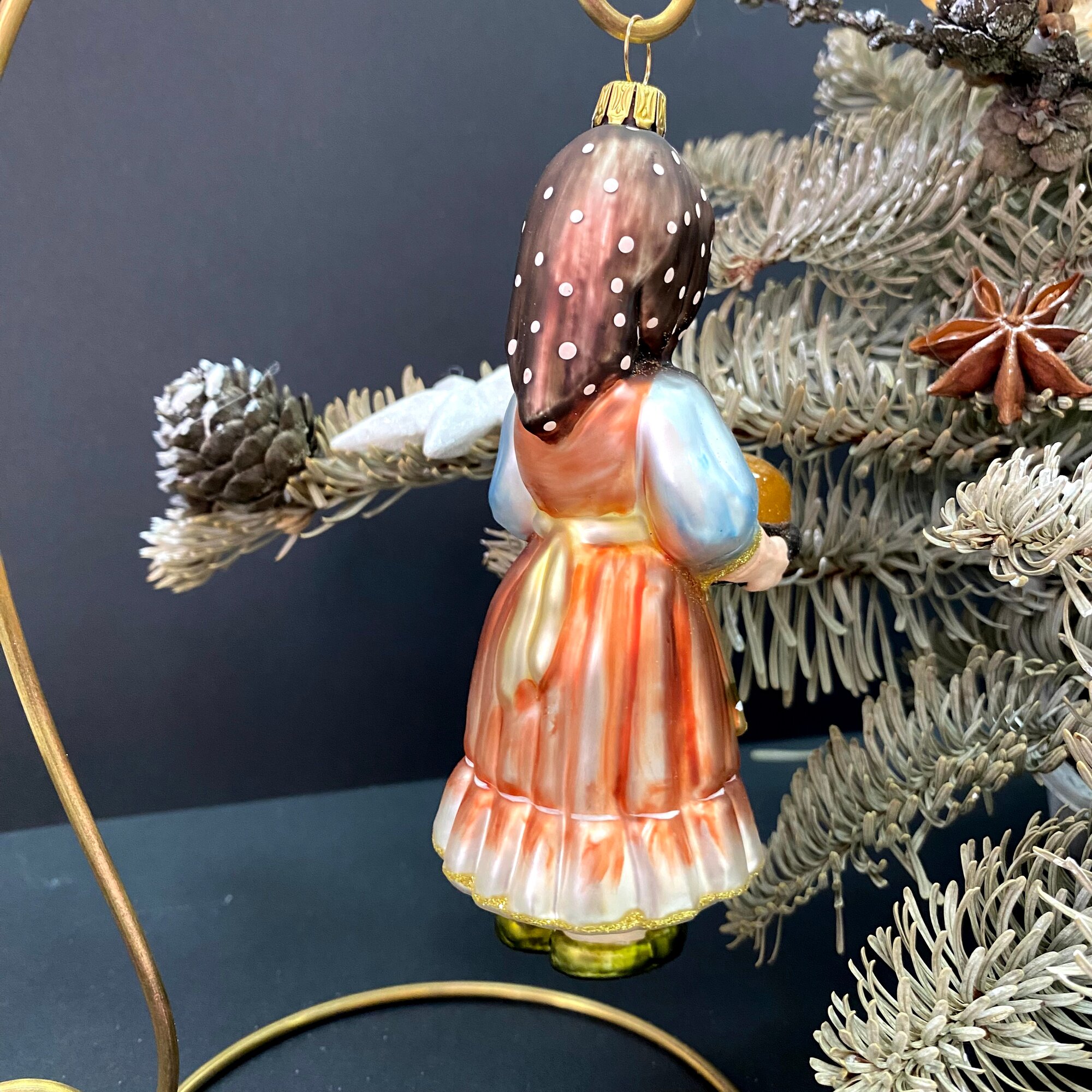 Елочная игрушка Komozja Family Девочка с буханкой хлеба в голубом сарафане 13см стекло