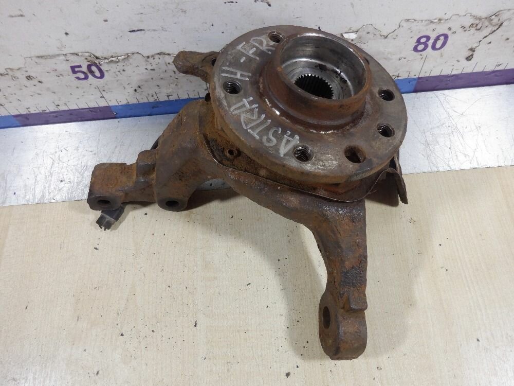 Кулак передний правый Opel Astra H