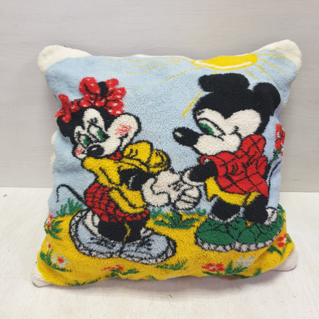 Подушка декоративная "Мики и Маус" 45х40 см, состояние хорошее.