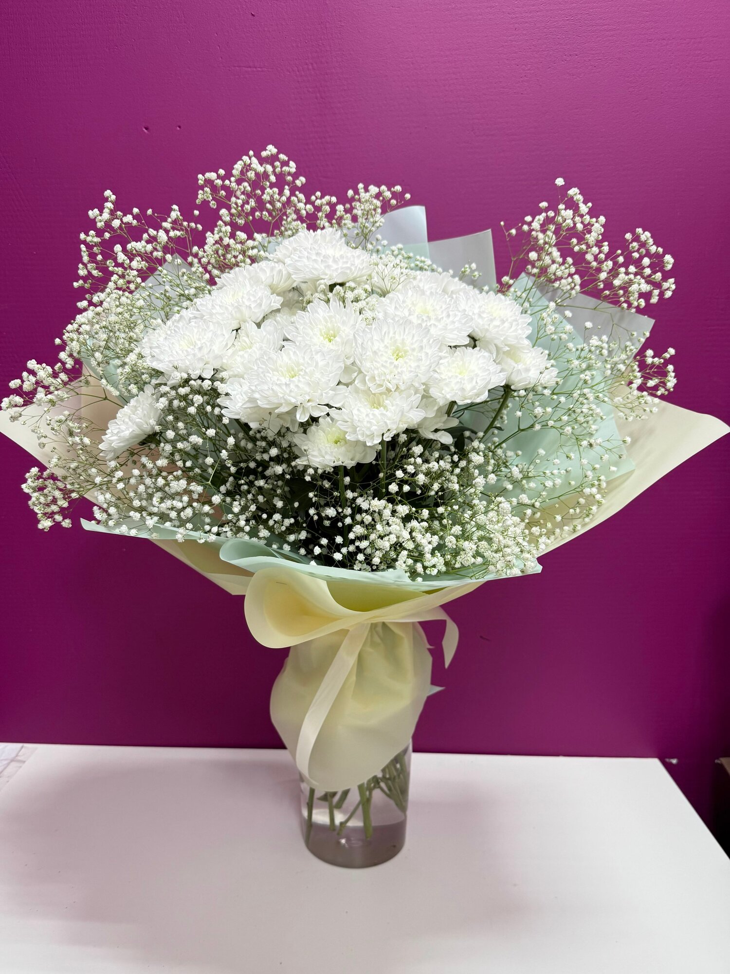 Букет из кустовых хризантем и гипсофилы