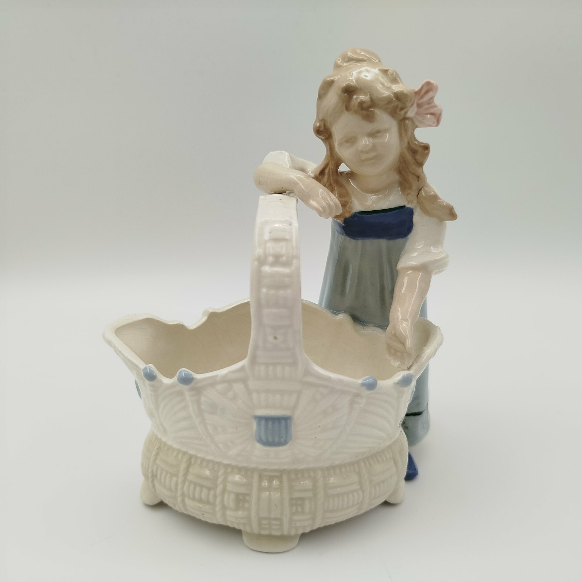 Салфетница "Девочка с корзиной", фаянс, роспись, Западная Европа, 1900-1930 гг.