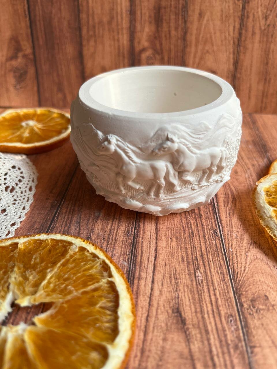 Гипсовый подсвечник для свечей с лошадьми