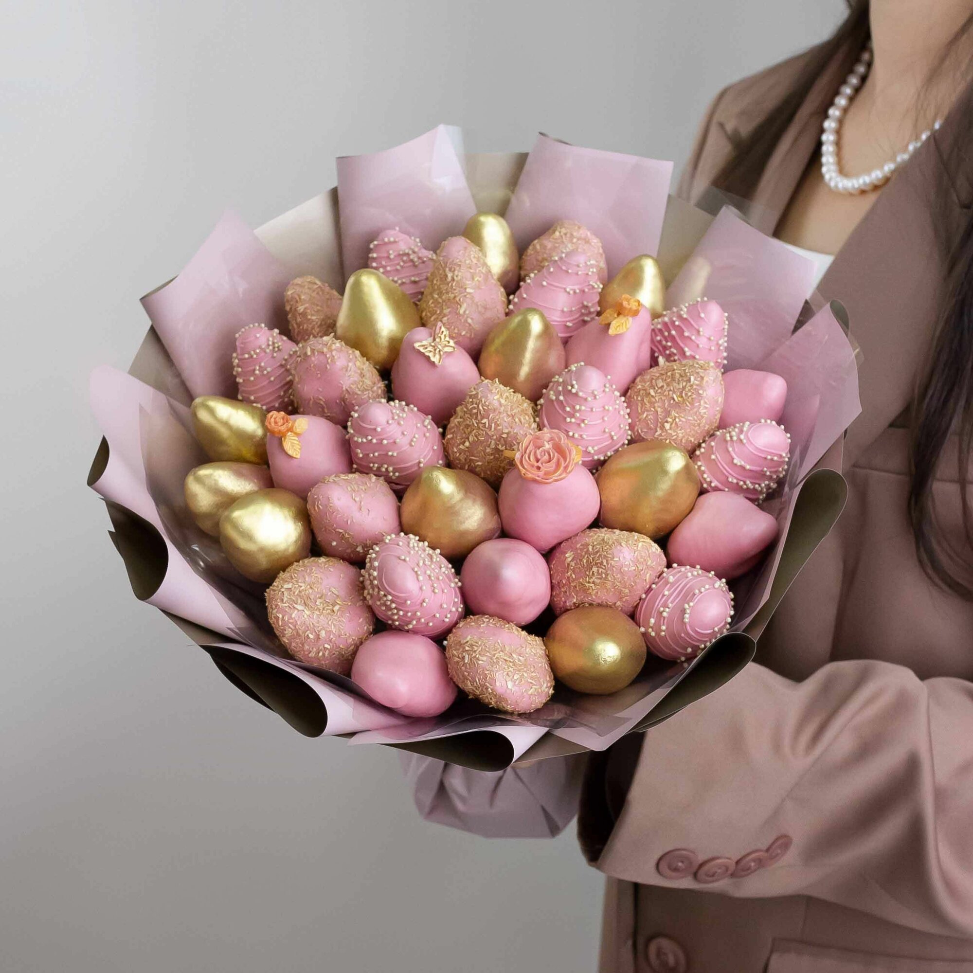 Клубника в шоколаде букет "Барби" M 35-38 шт Букет из ягод в шоколаде