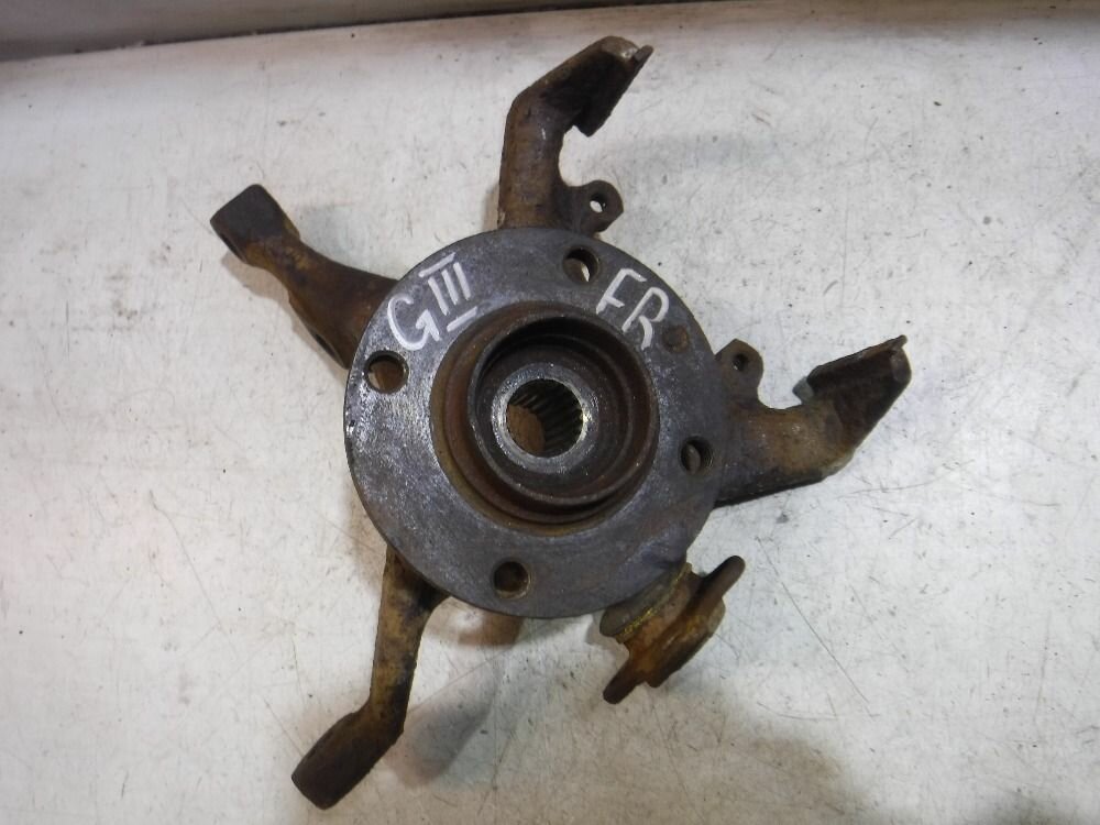 Кулак передний правый VW Golf III