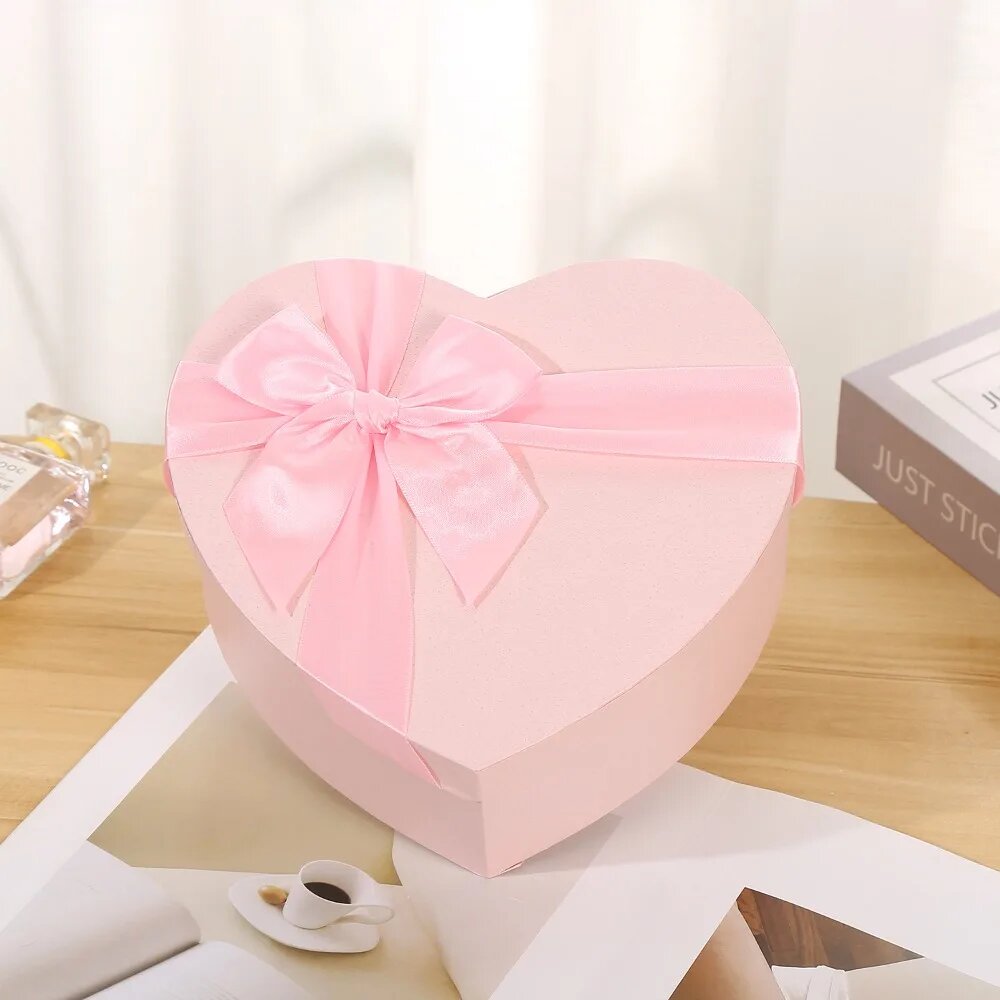 Крафт-бумажная подарочная коробка в форме сердца Розовый, Pink, S