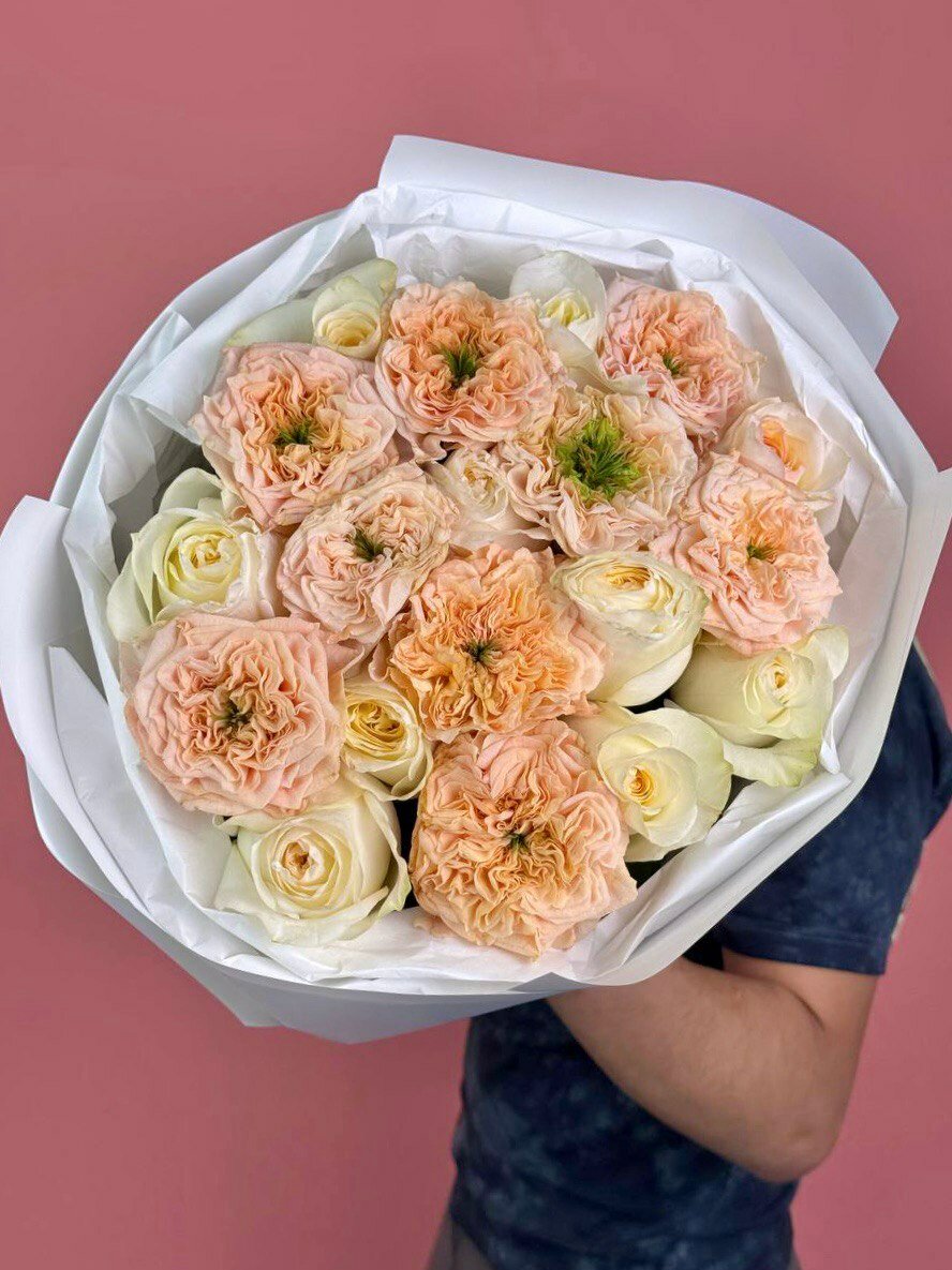 Букет из ароматных эквадорских и пионовидных розы "Манго-персик" в подарочной упаковке