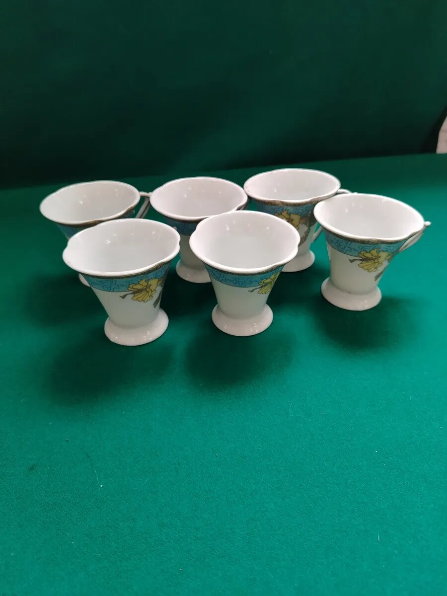 Набор из шести белых фарфоровых чашек с цветочным узором