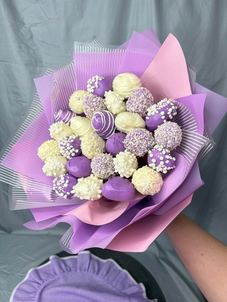 Букет из клубники в шоколаде коллекция "Лавандовые сны ". Открытка в подарок