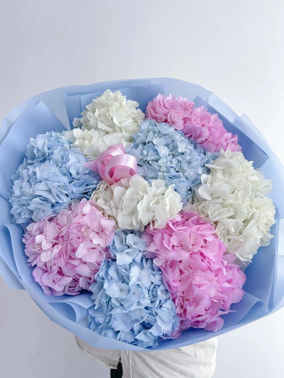 Букет из колумбийской гортензии три цвета 9 шт. доставка до двери FlowersGo