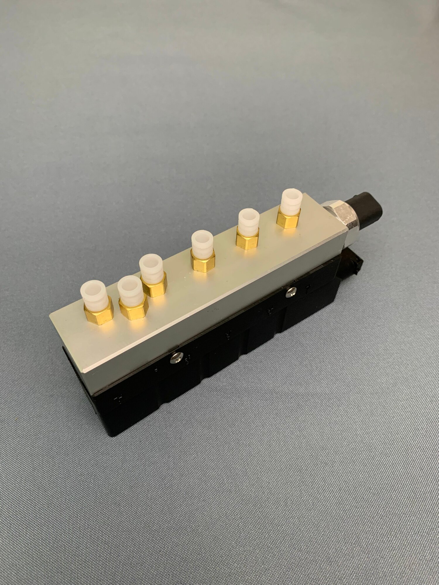 Блок клапанов Mercedes-Benz W220 A2203200258