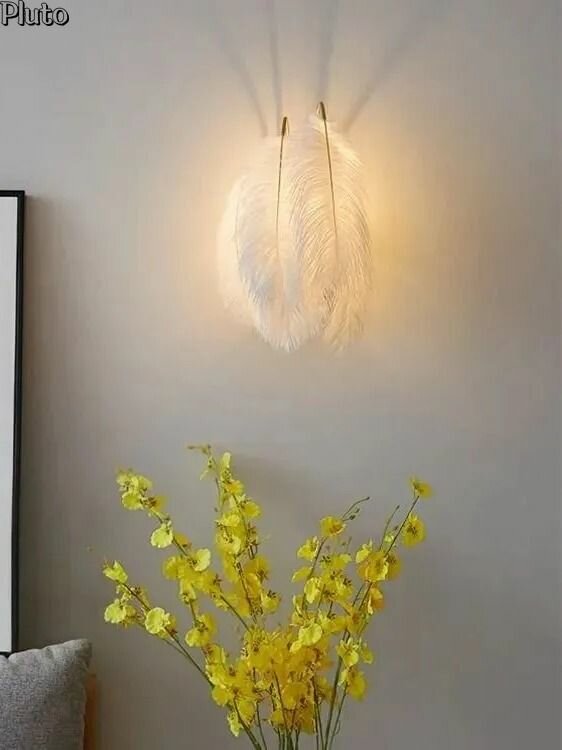 Настенный светильник из перьев