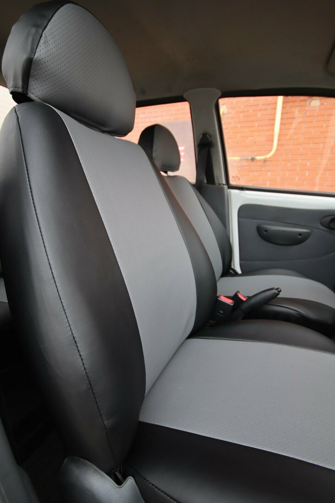 Авточехлы для Renault Sandero2, Logan 2 с 2014г Цельная спинка (без под. безопасн) экокожа (Серый/Черный/Черный)Н